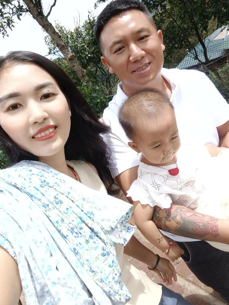 林晓晓一家三口照片图标
