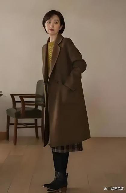 棕色羽绒服显老