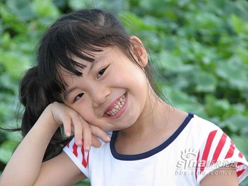 小学生亲吻照片视频素材图标
