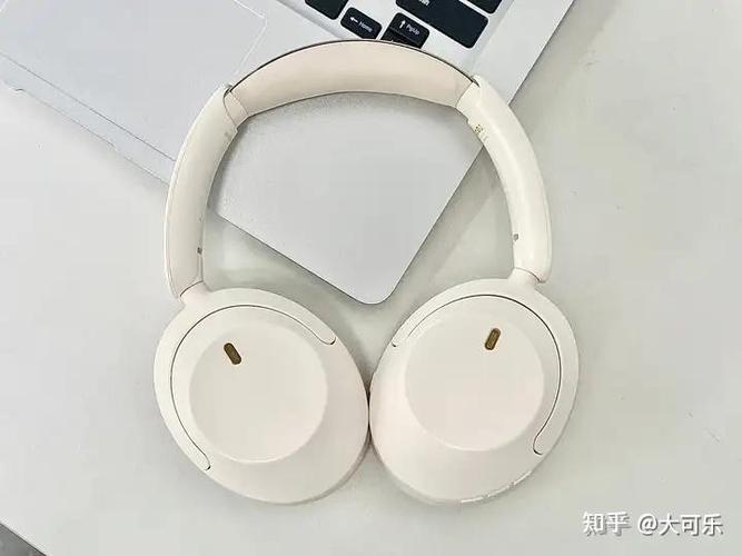 男生向女生借耳机意义图标