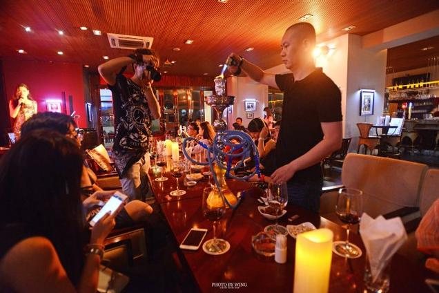 酒吧陪酒女能接吻吗截图