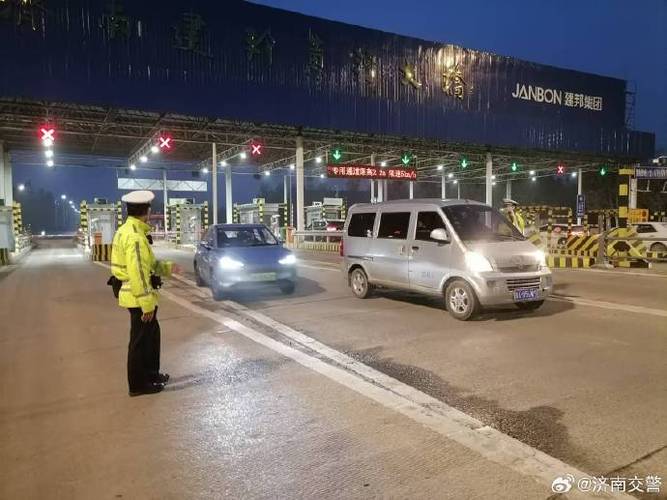 收费站拦不拦未年检车截图