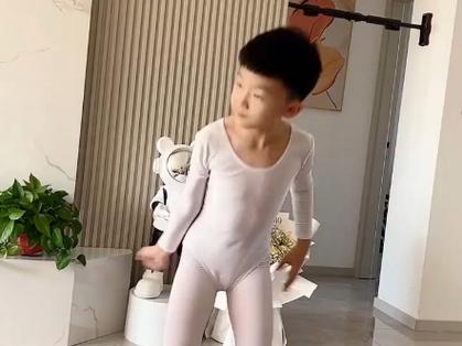 男孩被迫穿白色裤袜怎么处理截图