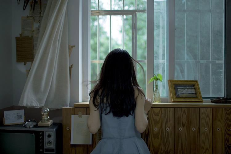 女子往窗外