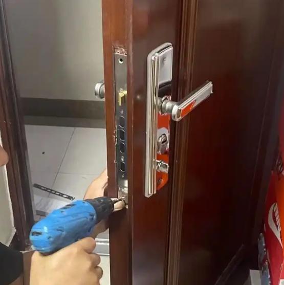 防盗门锁方舌弹不出来图标
