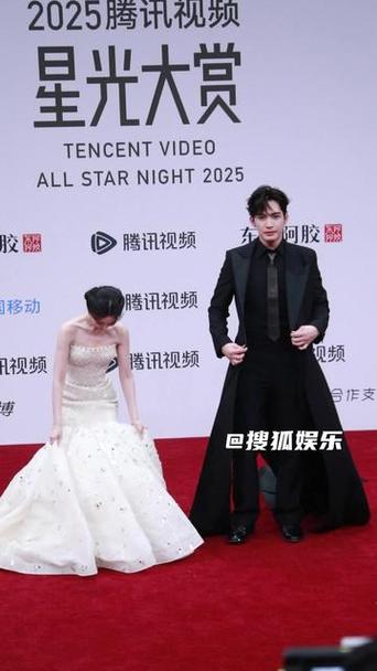 男女走红毯牵手截图