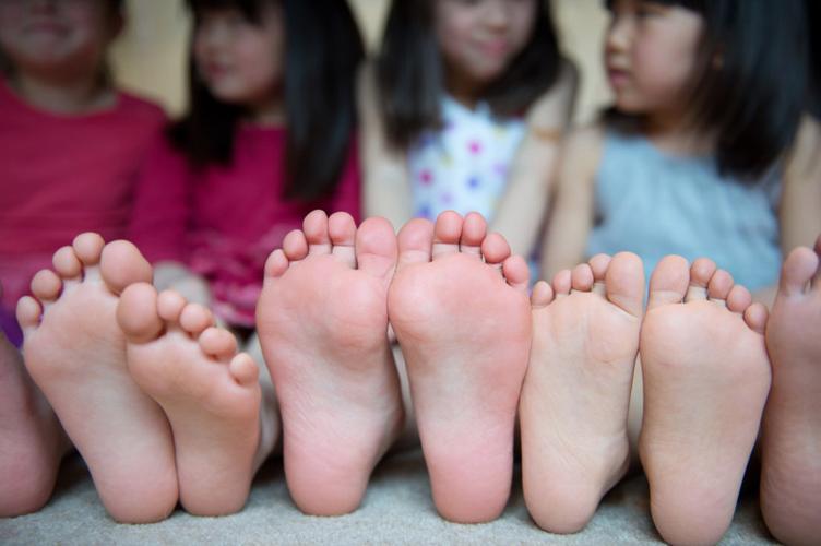 光脚丫的女孩子图标