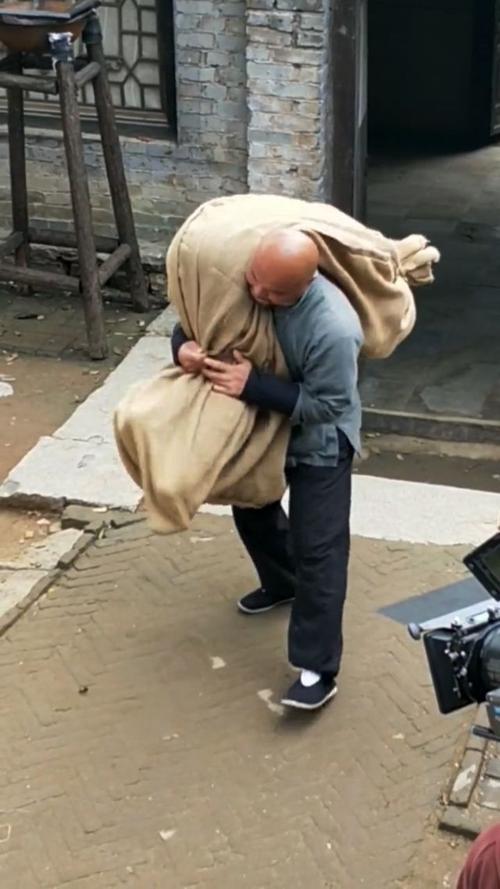 麻袋扛走视频图标
