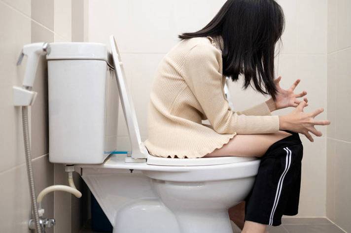 女性拉粑粑时露出屁股就拉了图标