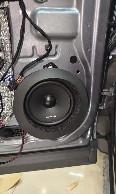 在四个车门装纯低音喇叭截图
