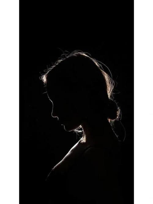 黑色系锁屏壁纸女生