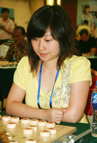 美女象棋手图标