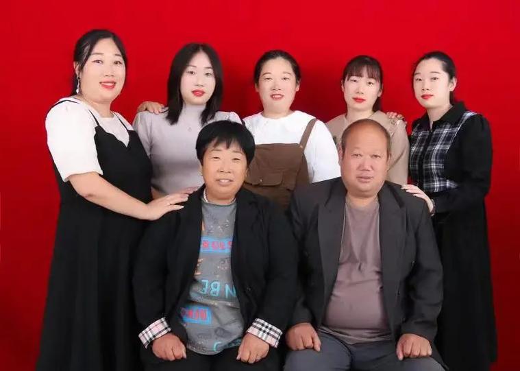 王鹤棣一家三口全家福