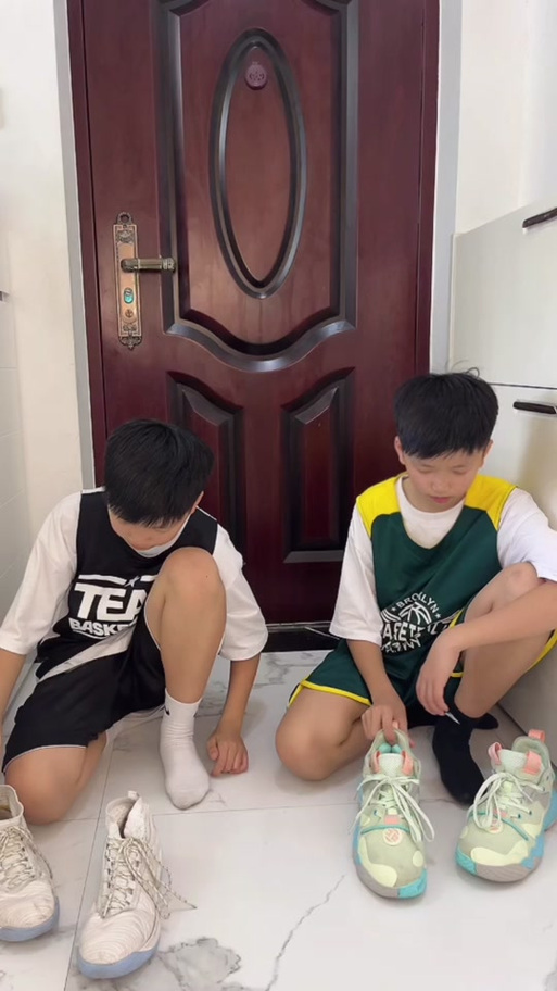 中国小学生上课脚热脱鞋脱袜子视频图标