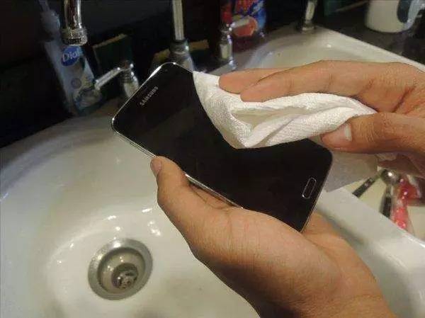 手机掉水里能用吹风机吹吗截图