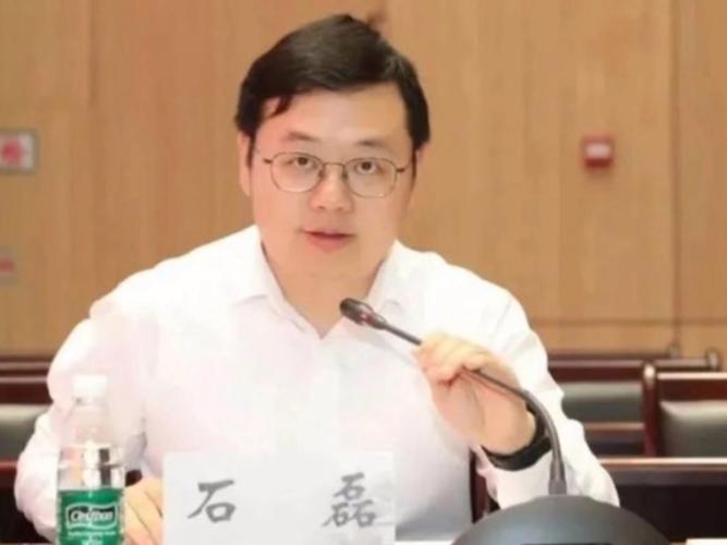 石磊个人资料简介黑卡图标