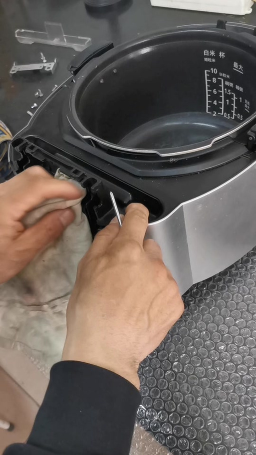 电饭煲盖上排气孔塞怎么按图标