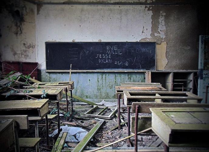 废弃的学校探险图标