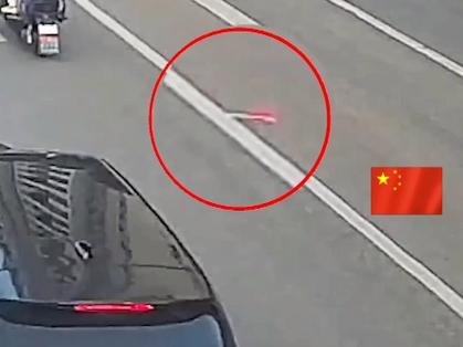 捡起掉在地上的国旗截图