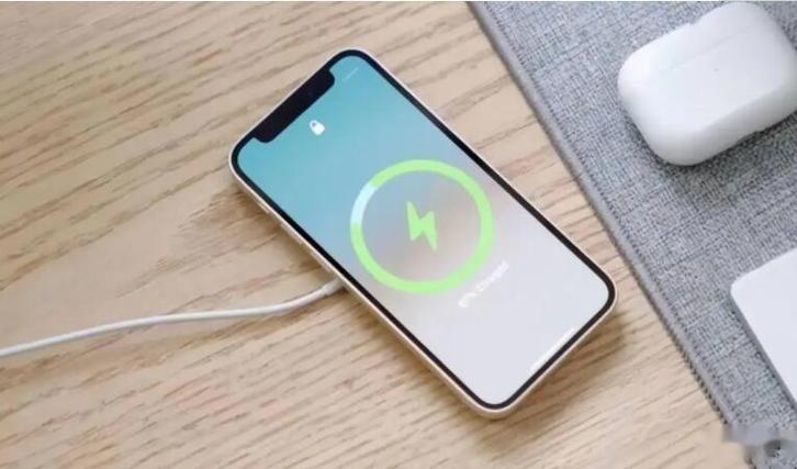 iphone充电满了会自动断电吗