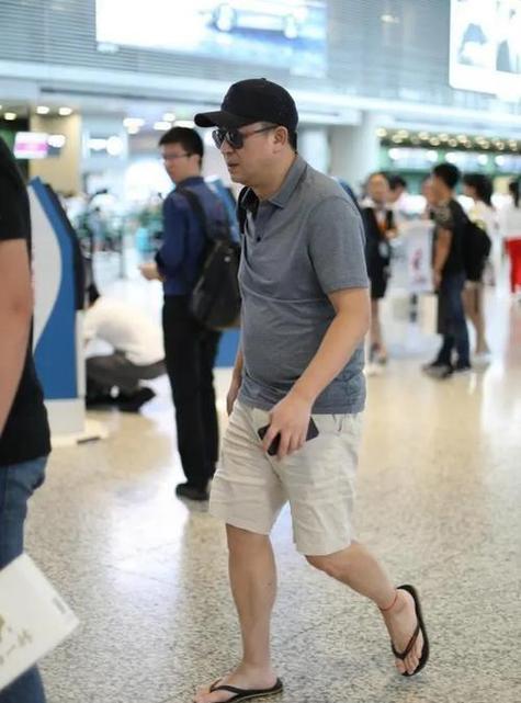 张嘉译走路的样子截图