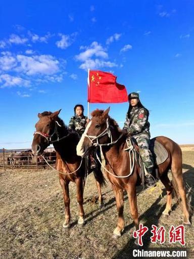 10岁女孩与爸爸一起骑马巡边截图