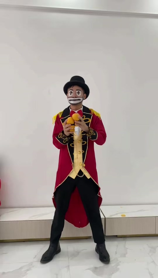 小丑玩的球叫什么杂技
