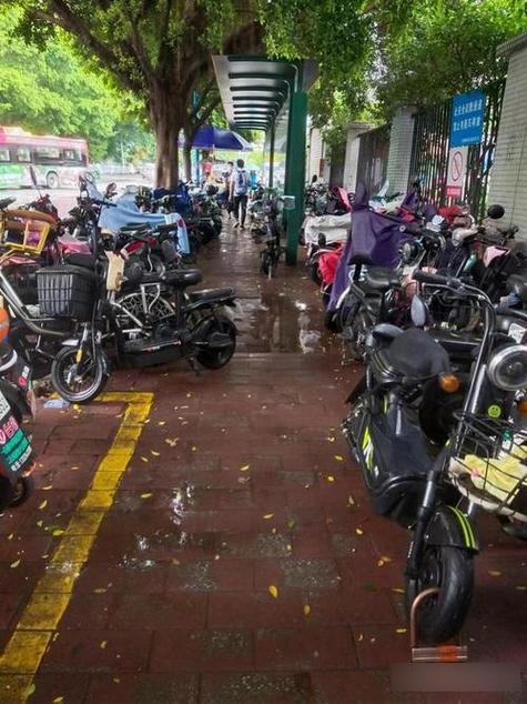 电动车停室外怕雨淋吗图标