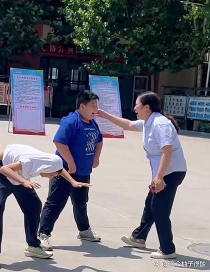 屁股被皮带抽肿了图标
