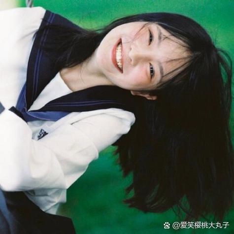 邪笑女生头像截图