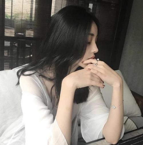 女人频繁换头像的暗示图标