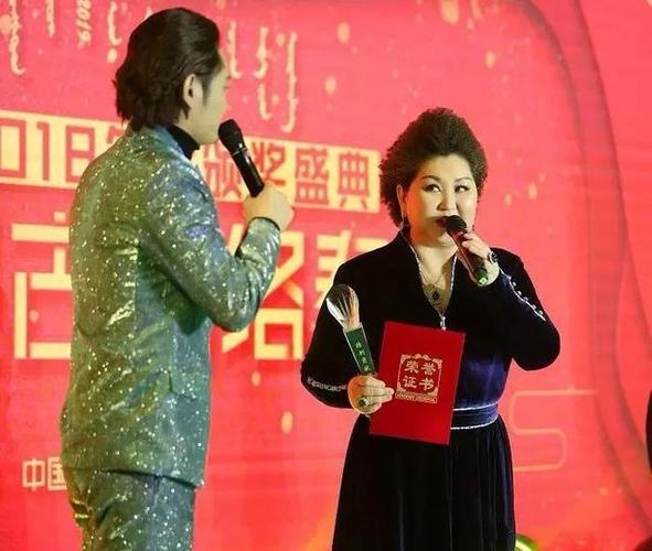 主持人乌日娜简历