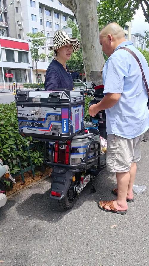 能放后备箱的电动车图标