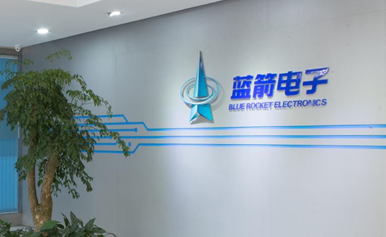 长方形蓝底白色左右三个箭头图标