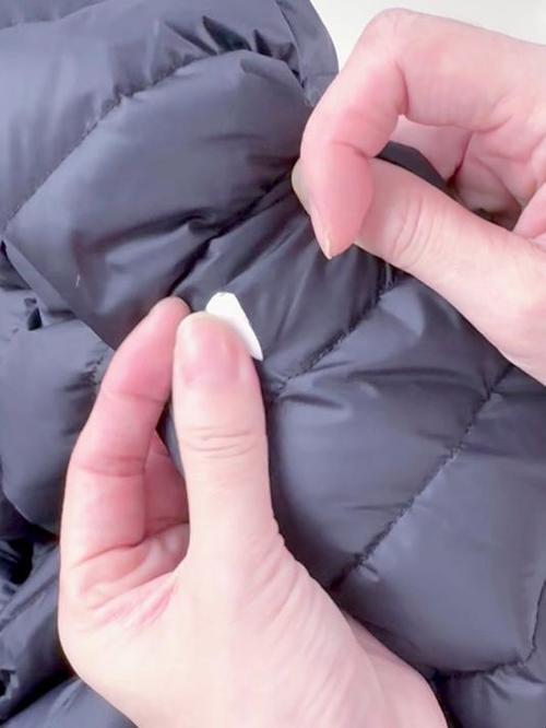 羽绒服上的贴布怎么去除截图