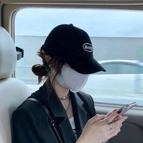 女生戴帽子图标