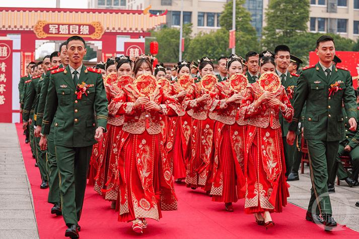 穿成军婚女配(穿书)图标