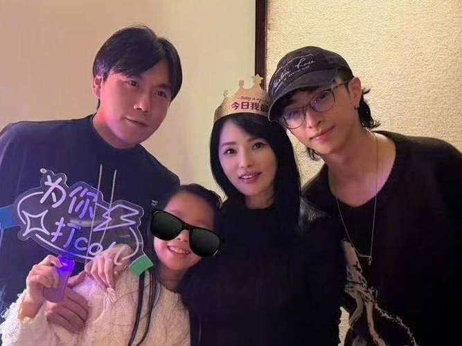 秦昊一家4口人照片图标