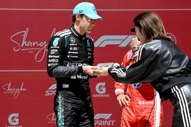 吴艳妮为F1冲刺赛前三名颁奖图标