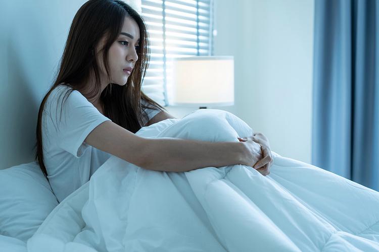 在阴暗房间孤独女孩游戏图标