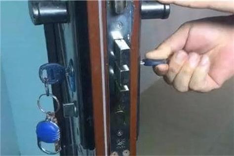 防盗门外面锁门了里面还打得开吗图标
