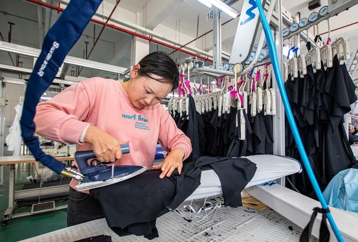 服装厂烫衣服视频教程图标