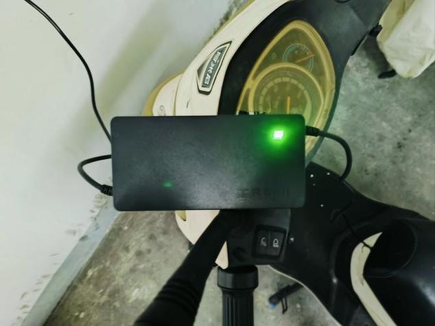 电动车充电红绿灯交替闪图标