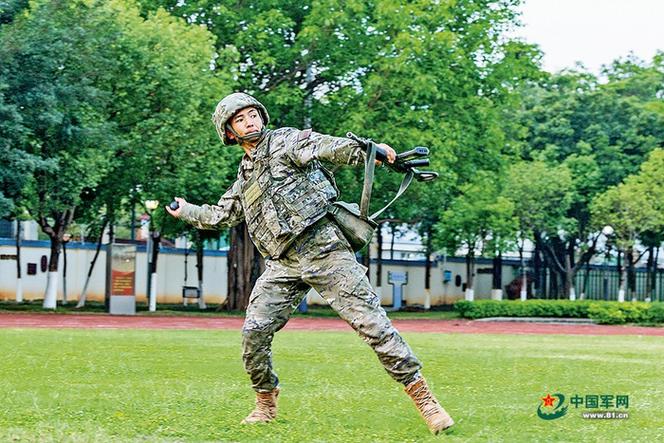 82—2式手榴弹投掷实施教案图标