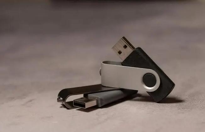 u盘插在电脑上显示要格式化磁盘图标