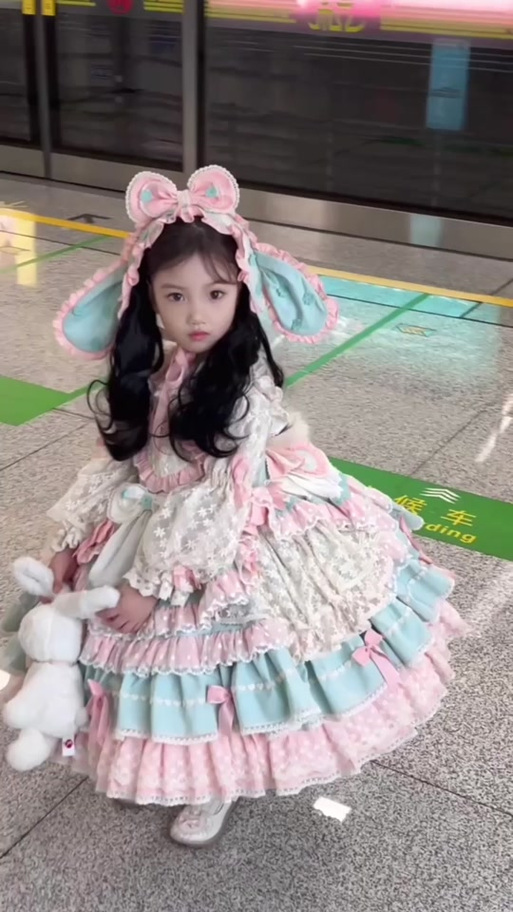 抖音穿着小裙子摇摇晃晃图标