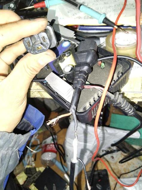 雅迪电动车充电器绿灯闪图标