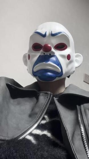 抖音上有4个人戴着面具截图