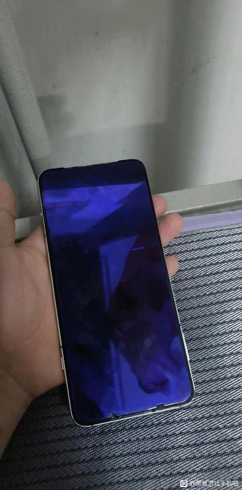 手机开机只有震动图标