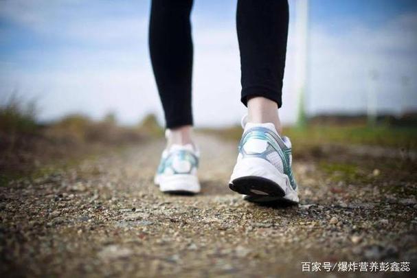 走路健步如飞的人图标